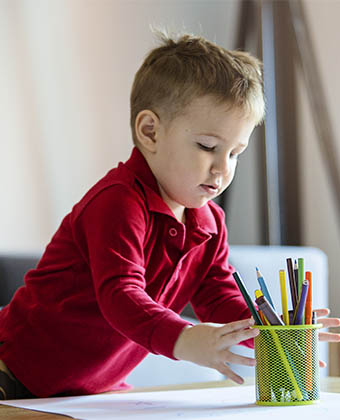 Aider l’enfant à bien tenir son crayon